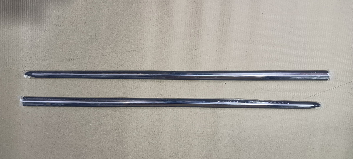 Techo Black & Silver Body Side Cladding Compatible With Mahindra XUV 7 ...